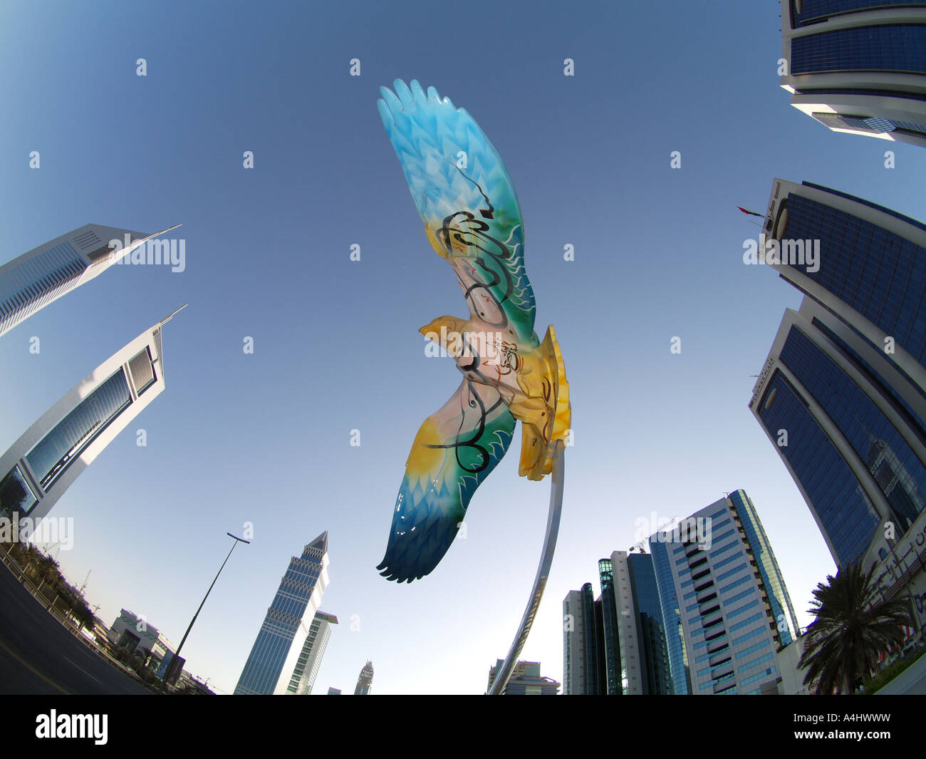 Dubai, Sheikh Zayed Road, moderne Skyline, Falcon Skulptur, Emirates ...