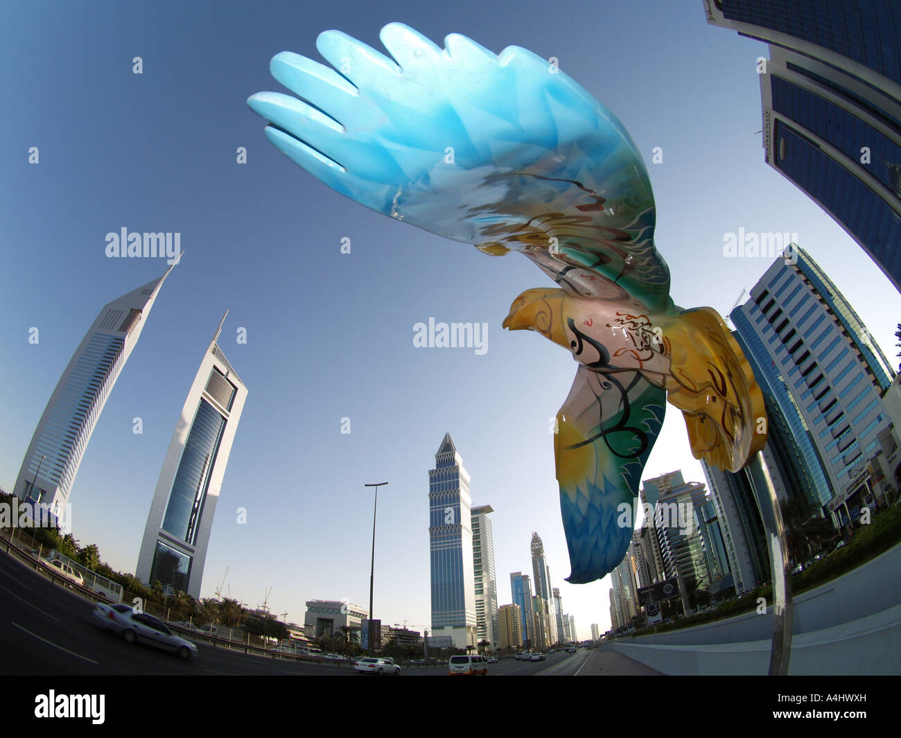 Dubai, Sheikh Zayed Road, moderne Skyline, Falcon Skulptur, Emirates ...