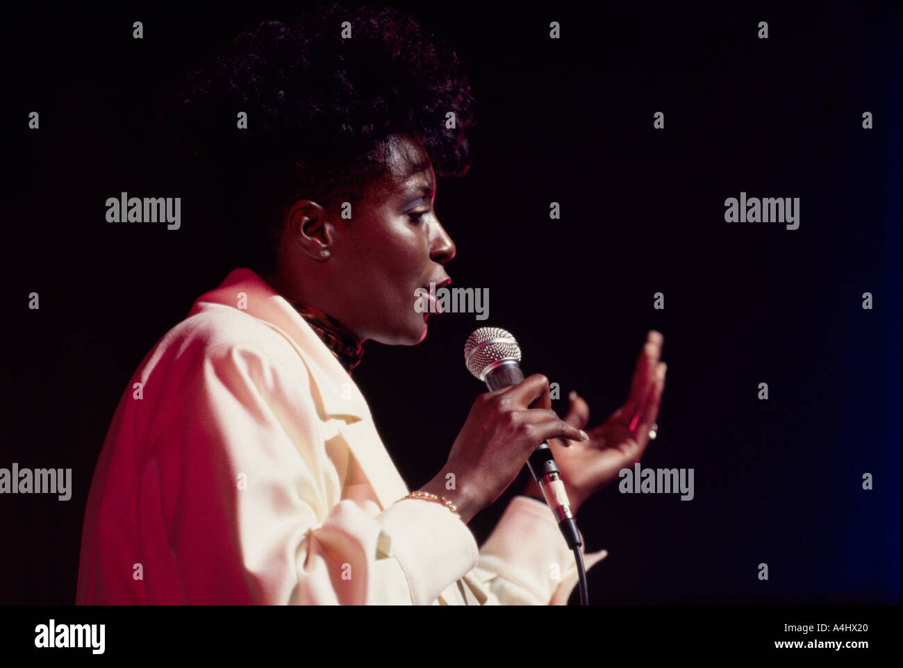 Black female singer -Fotos und -Bildmaterial in hoher Auflösung – Alamy