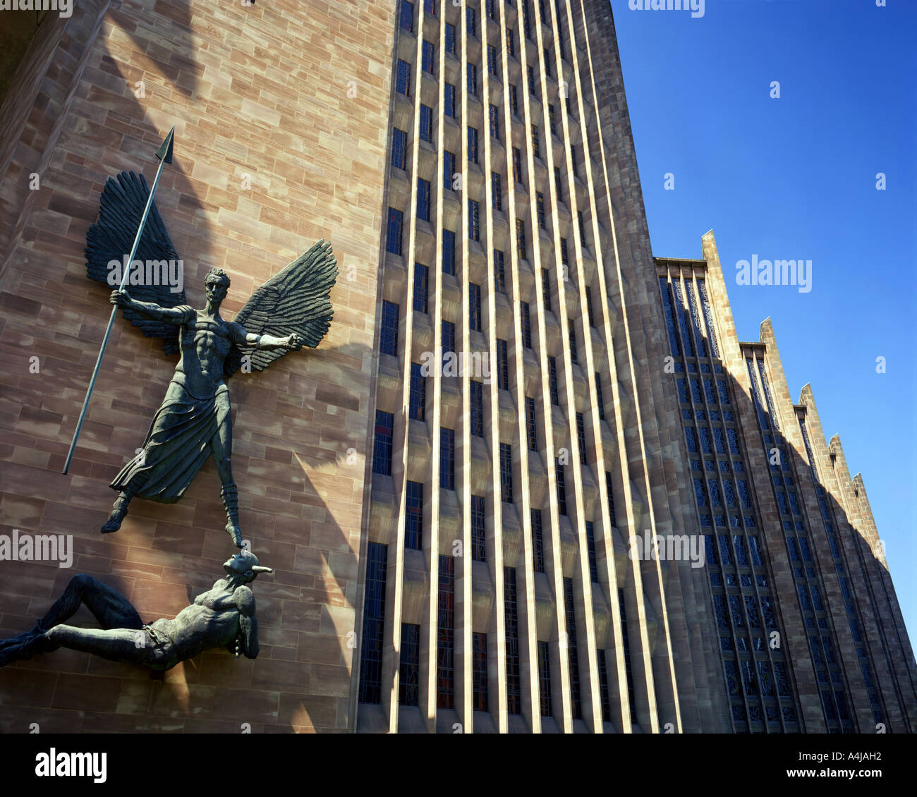 GB - WEST MIDLANDS: Statue von St. Michael, die Unterwerfung des ...