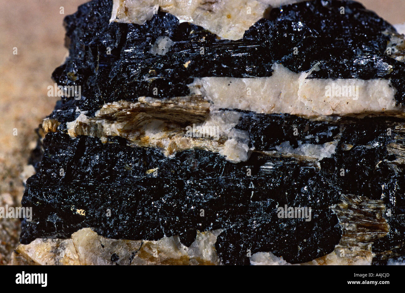 Mineral Turmalin Feldspat Finnland Stockfotografie - Alamy