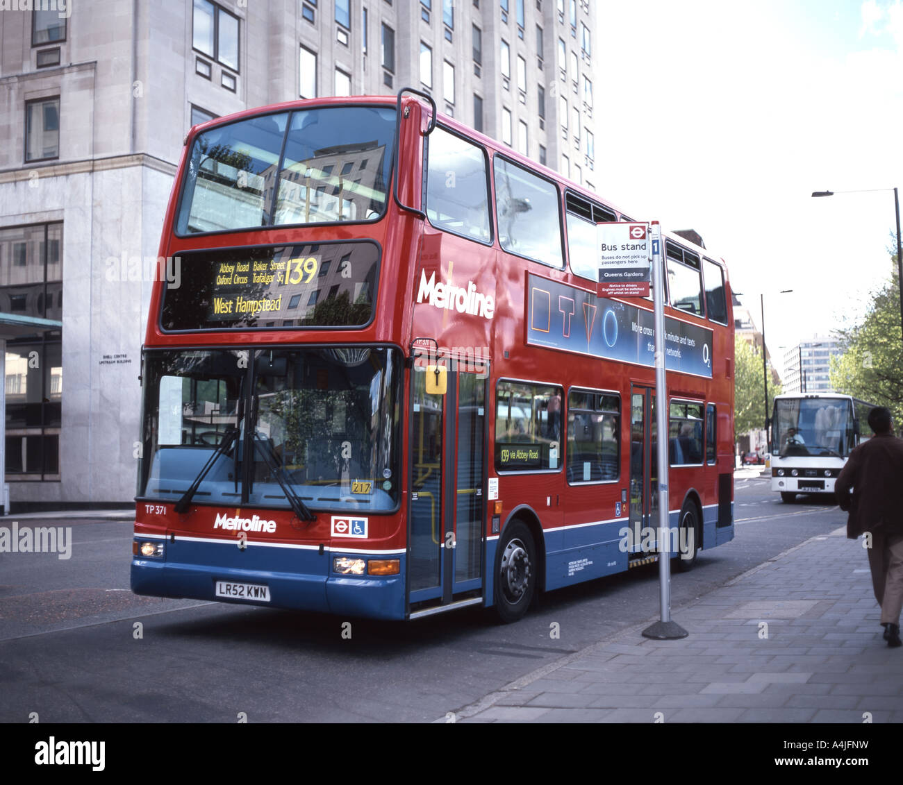 Double decker bus bus driver -Fotos und -Bildmaterial in hoher ...