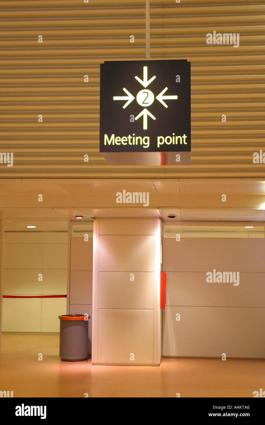 Treffpunkt-Schild am Flughafen-terminal Stockfotografie - Alamy