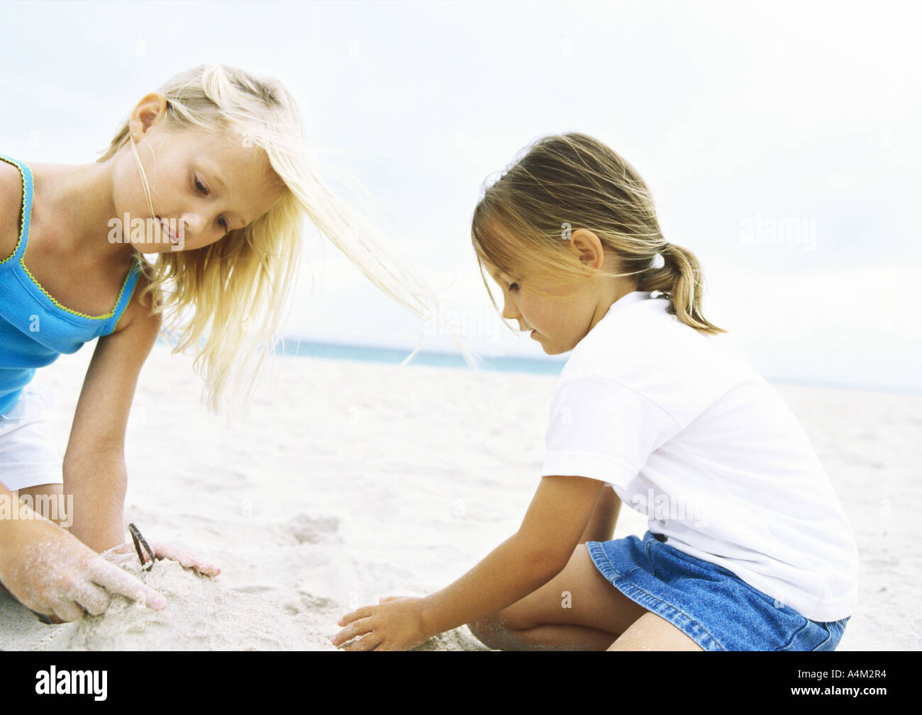 Zwei Mädchen spielen im sand Stockfotografie - Alamy Zwei Mädchen spielen im sand Stockfotografie - Alamy