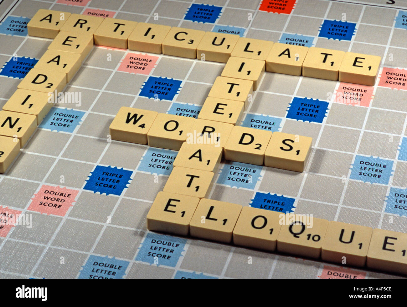 Scrabble board mit worten -Fotos und -Bildmaterial in hoher Auflösung ...