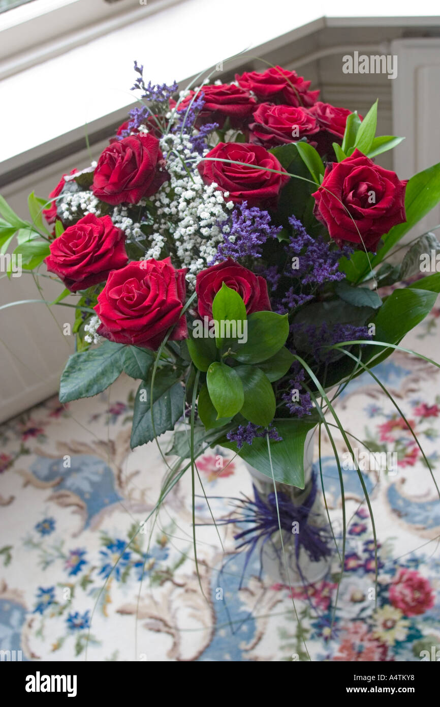 Spray von farbigen rosen -Fotos und -Bildmaterial in hoher Auflösung ...