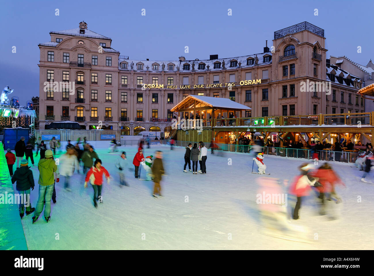 Karlsplatz munich ice skating -Fotos und -Bildmaterial in hoher ...