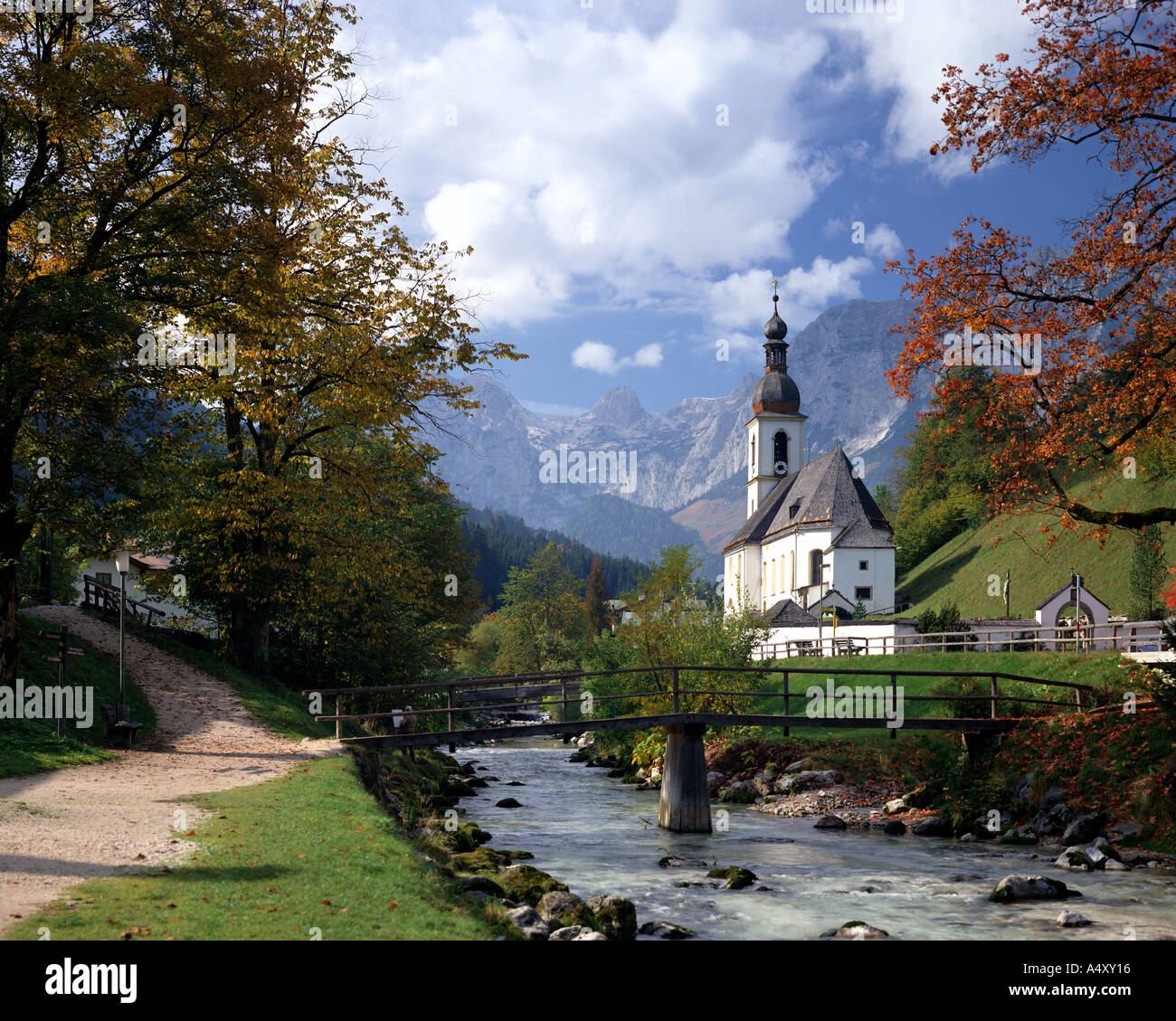 DE - Bayern: Die Kirche St. Sebastian in Ramsau bei Berchtesgaden ...