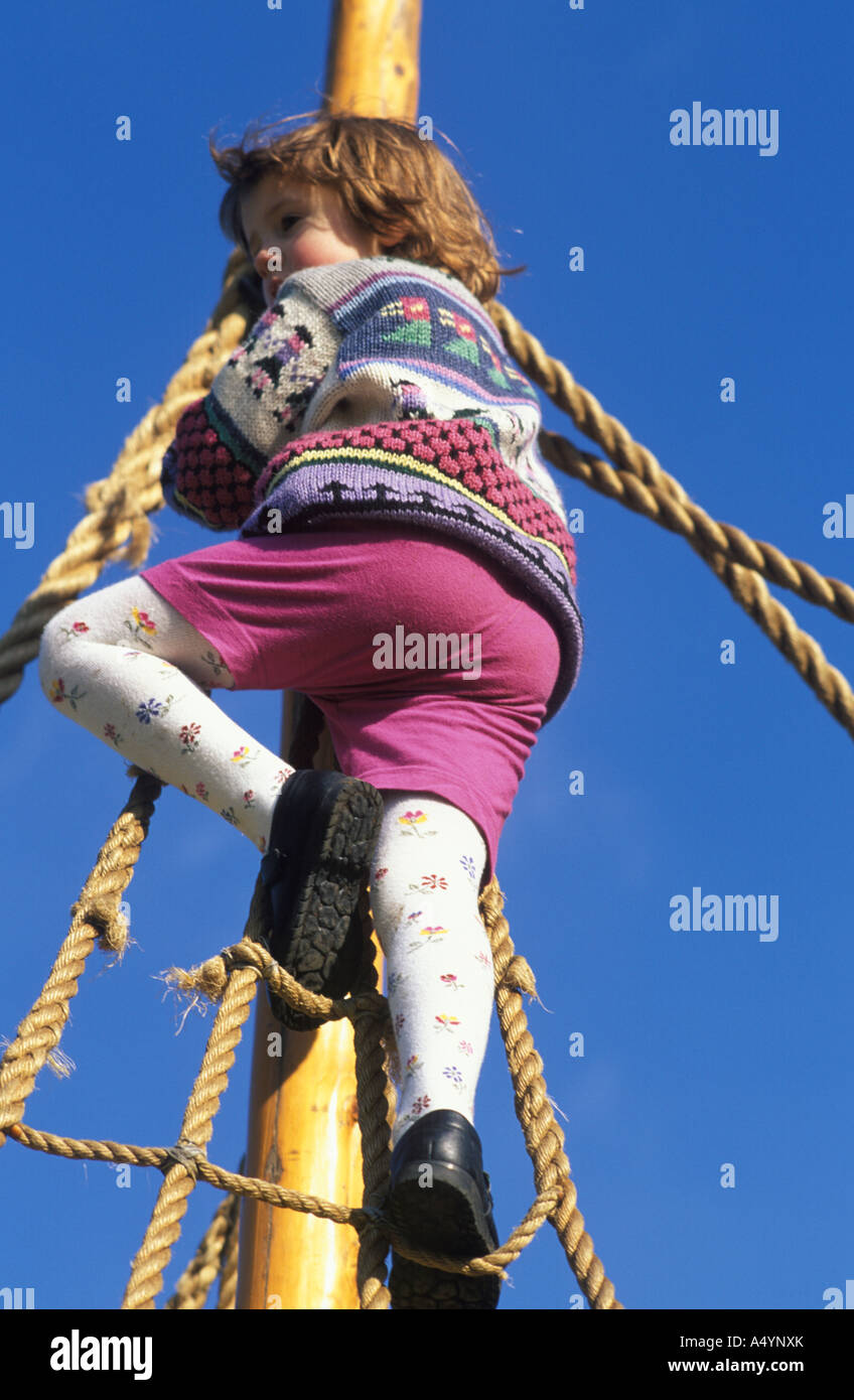 Mädchen Auf Dem Klettergerüst Stockfotografie Alamy