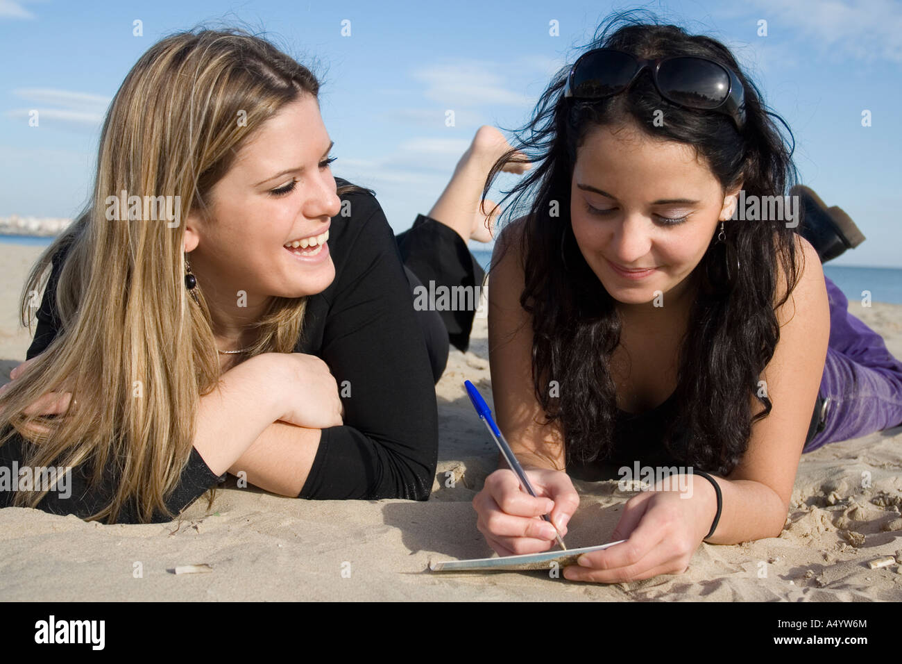 Zwei Mädchen am Strand liegen Stockfotografie - Alamy