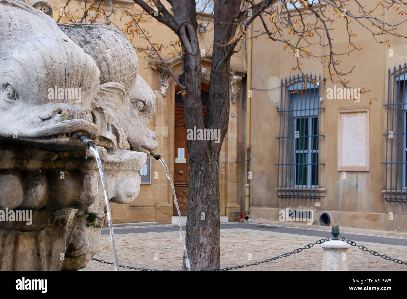 Fontaine des quatre dauphins -Fotos und -Bildmaterial in hoher Auflösung – Alamy