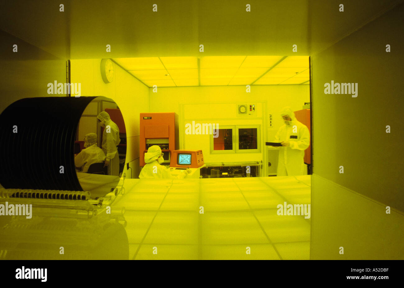 Production of silicon wafers -Fotos und -Bildmaterial in hoher ...