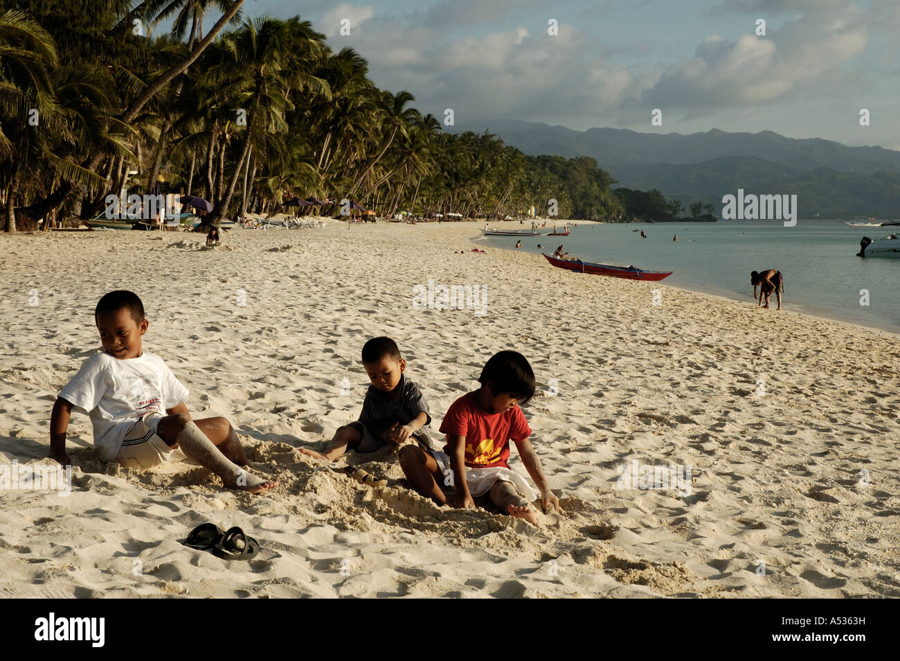 Kinder spielen auf strand philippinen -Fotos und -Bildmaterial in hoher ...