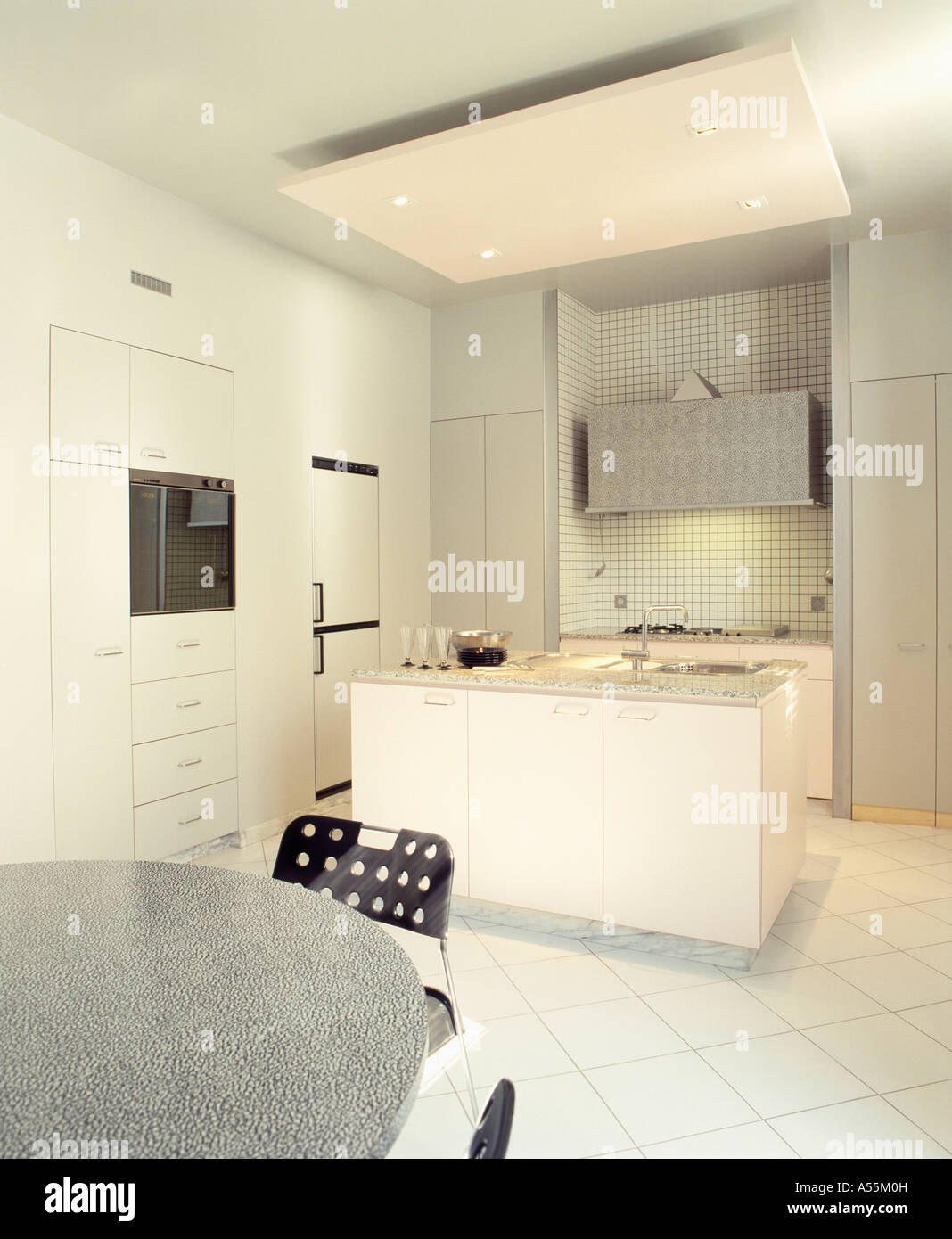 Weiß gefliesten Boden in modernen weißen Küche Esszimmer mit weißen ...