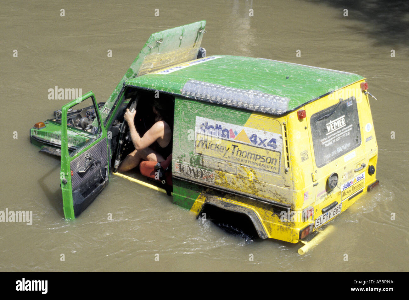 Autos stecken im wasser -Fotos und -Bildmaterial in hoher Auflösung – Alamy