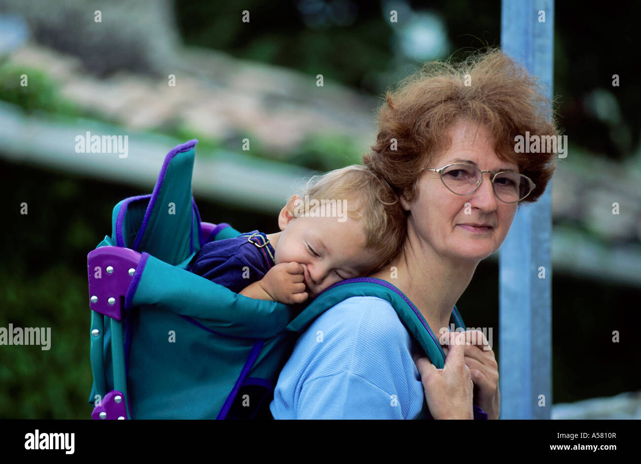 Eine frau und zwei kinder schlafen -Fotos und -Bildmaterial in hoher Auflösung – Alamy