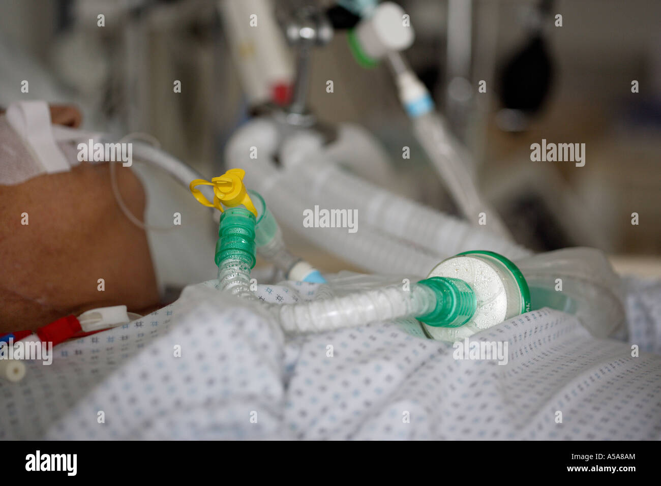 Intensiv care hospital -Fotos und -Bildmaterial in hoher Auflösung – Alamy