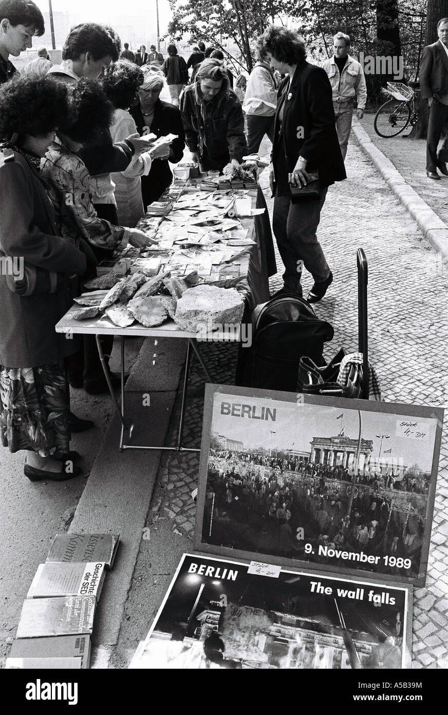 Fall der berliner mauer soldat -Fotos und -Bildmaterial in hoher ...