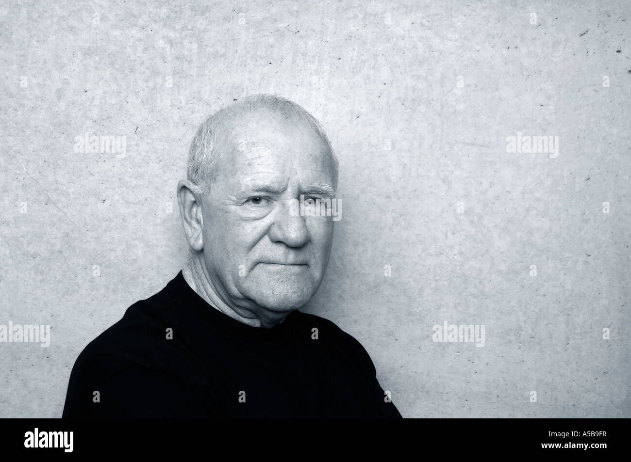 Weise älterer alter mann -Fotos und -Bildmaterial in hoher Auflösung ...