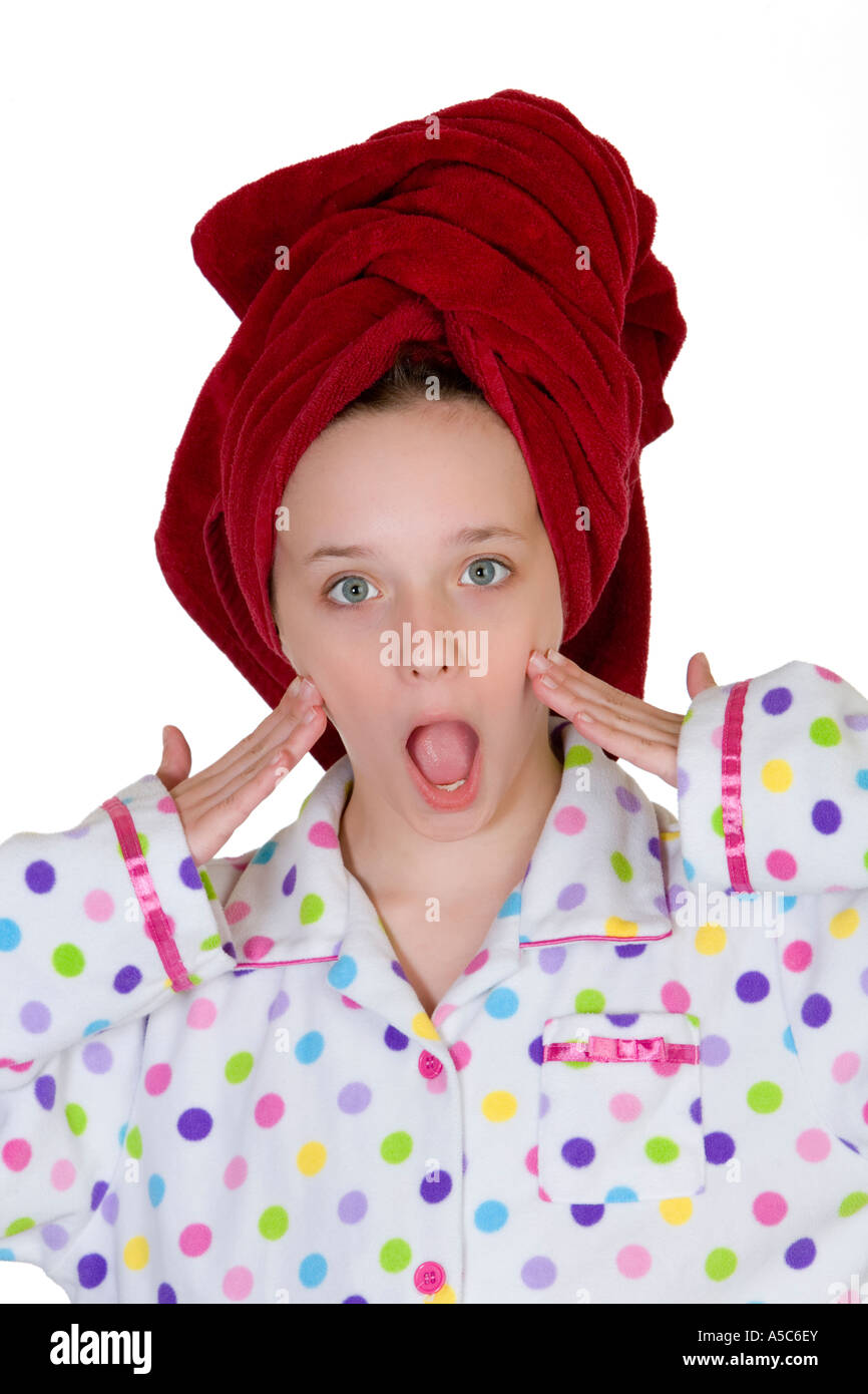Ein junges Mädchen hat ein rotes Tuch auf dem Kopf, Schlafanzug trägt ...