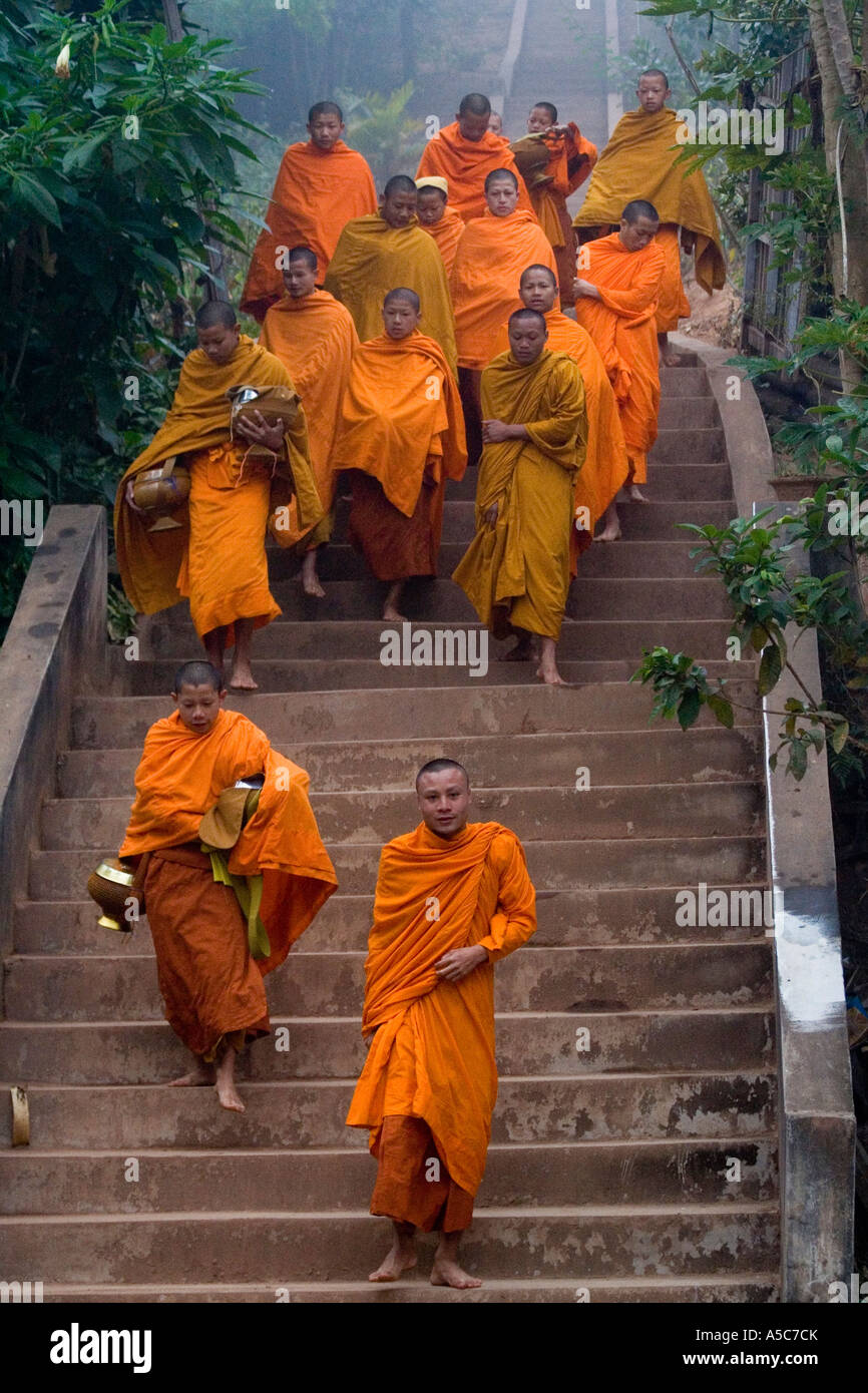 Mönche und Novizen Treppen auf Phu die Stupa Udomxai oder Muang Xai ...