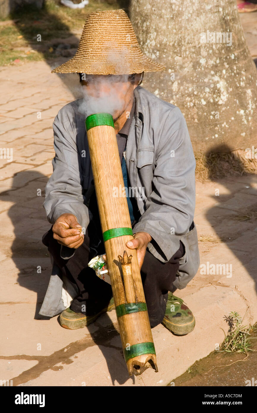 Smoking man bamboo pipe -Fotos und -Bildmaterial in hoher Auflösung – Alamy