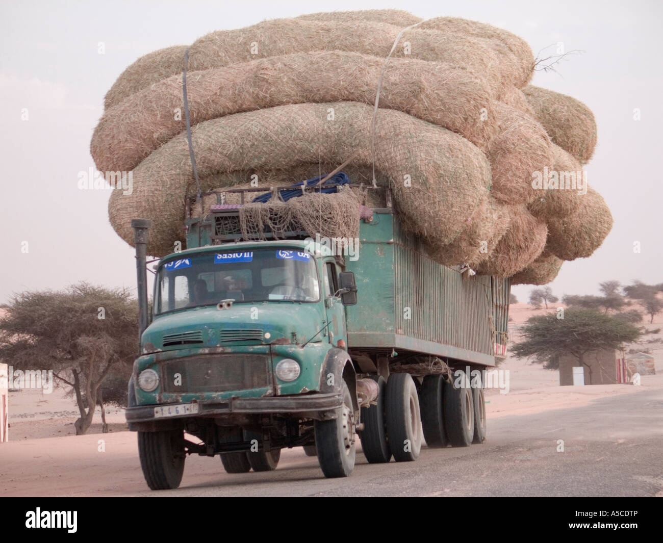 Overloaded Truck And Africa Stockfotos und -bilder Kaufen - Alamy