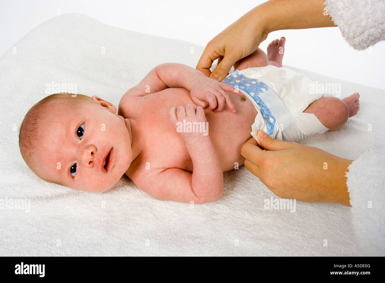 Windelwechsel kids -Fotos und -Bildmaterial in hoher Auflösung – Alamy
