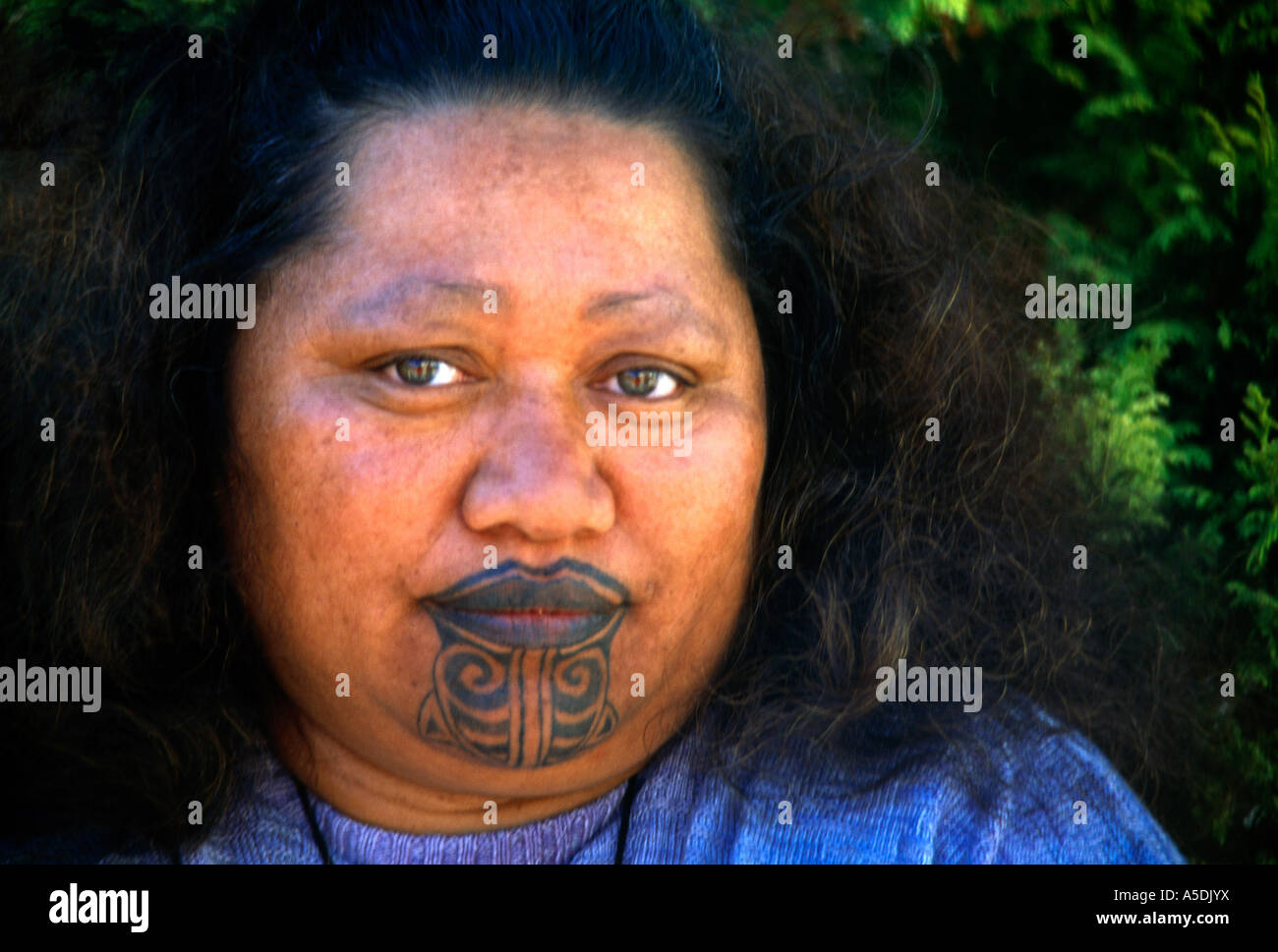 East Cape Neuseeland Maori Frau Mit Tattoo Moko Kauae Stockfotografie Alamy