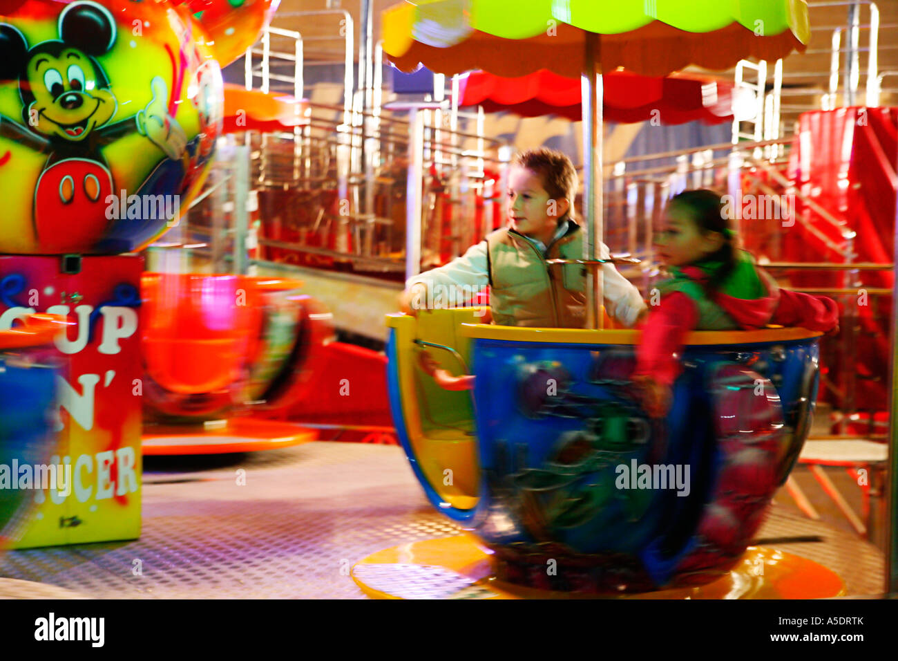 Bezauberndes karussell -Fotos und -Bildmaterial in hoher Auflösung – Alamy