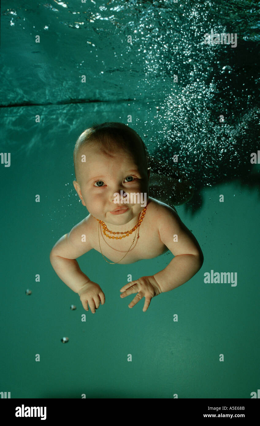 Baby unterwasser -Fotos und -Bildmaterial in hoher Auflösung – Alamy