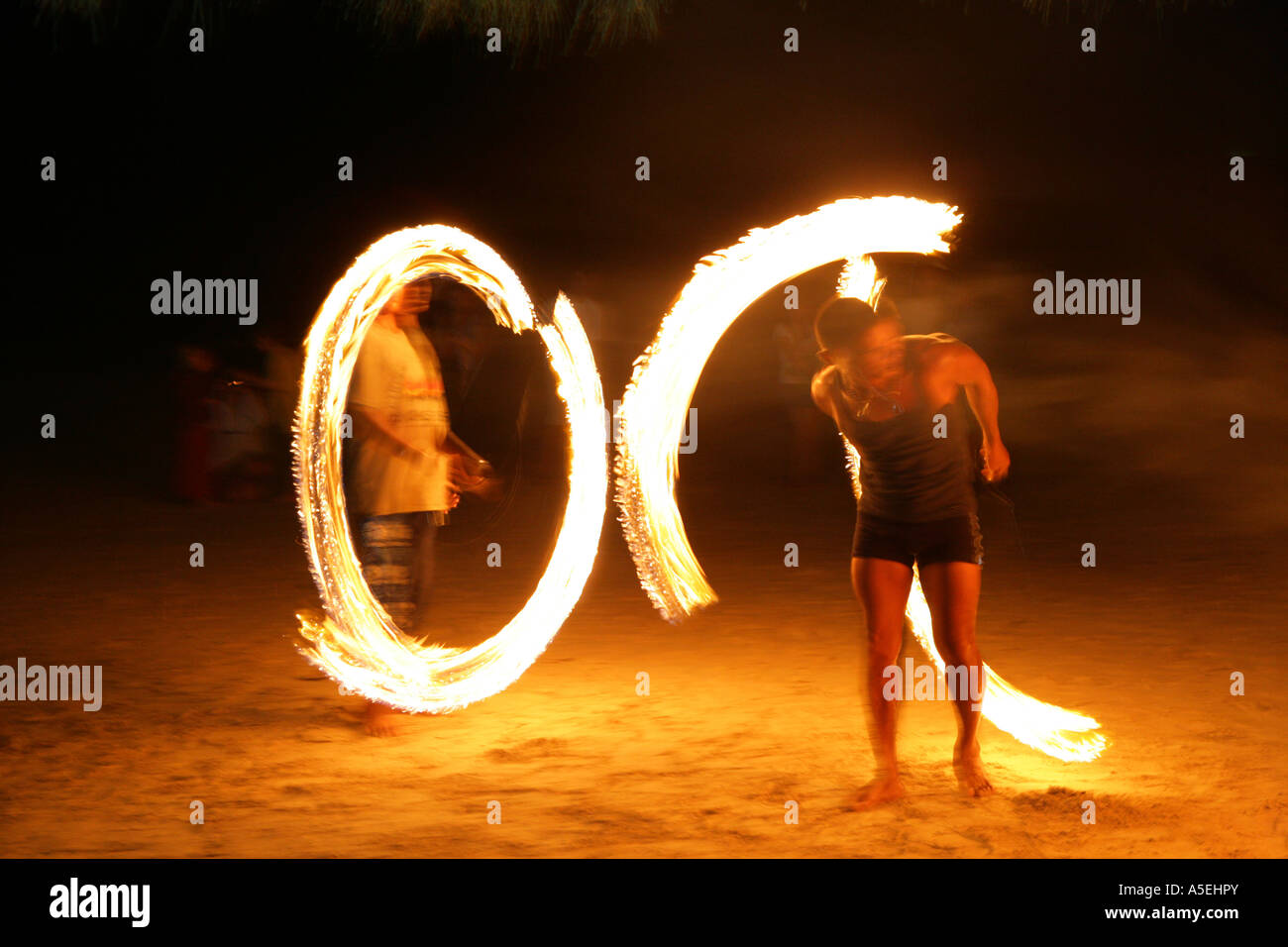 Feuer am strand -Fotos und -Bildmaterial in hoher Auflösung – Alamy