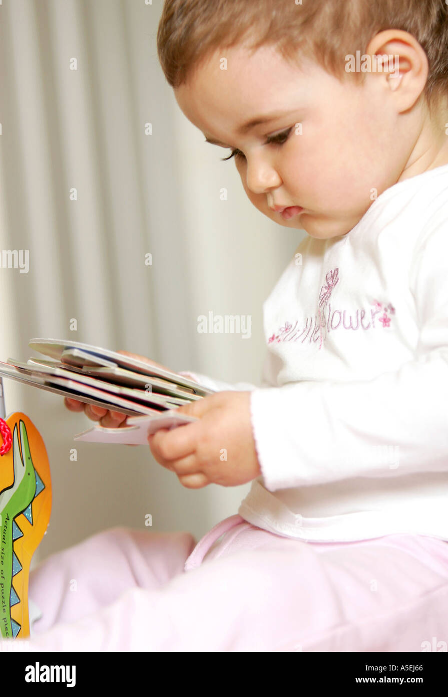 Amelie Baby Anfänge Kind Kindheit Kinder zufrieden Inhalt neugierig ...