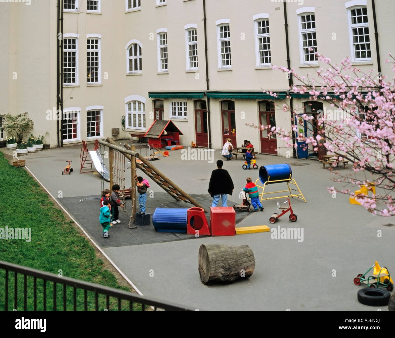 Junger england kindergarten -Fotos und -Bildmaterial in hoher Auflösung ...