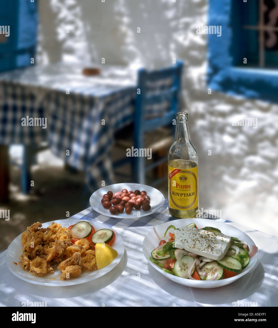 Griechisches Essen und Wein in einer traditionellen Taverne im Dorf Zia ...