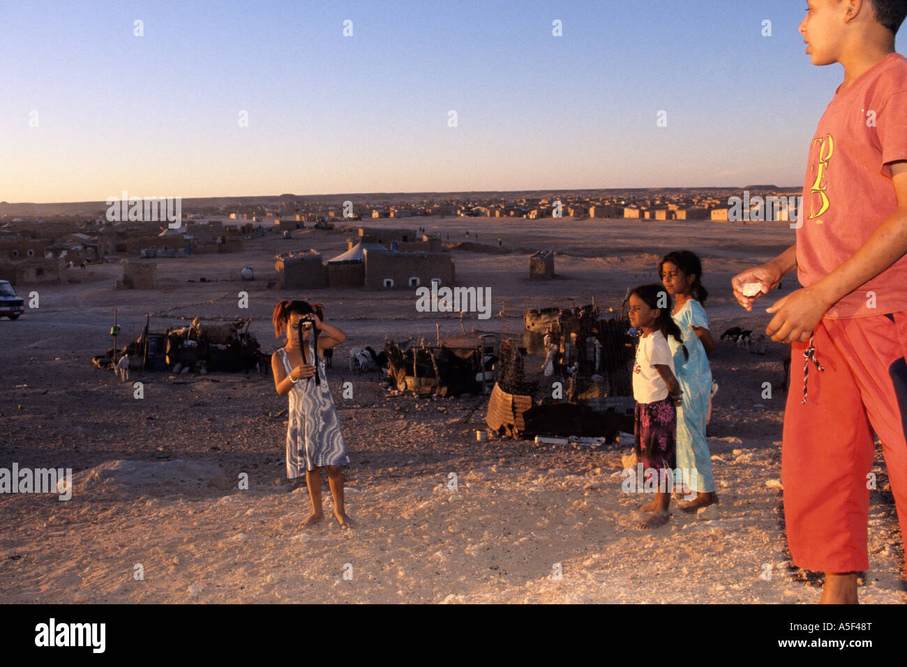 Algeria children playing -Fotos und -Bildmaterial in hoher Auflösung ...
