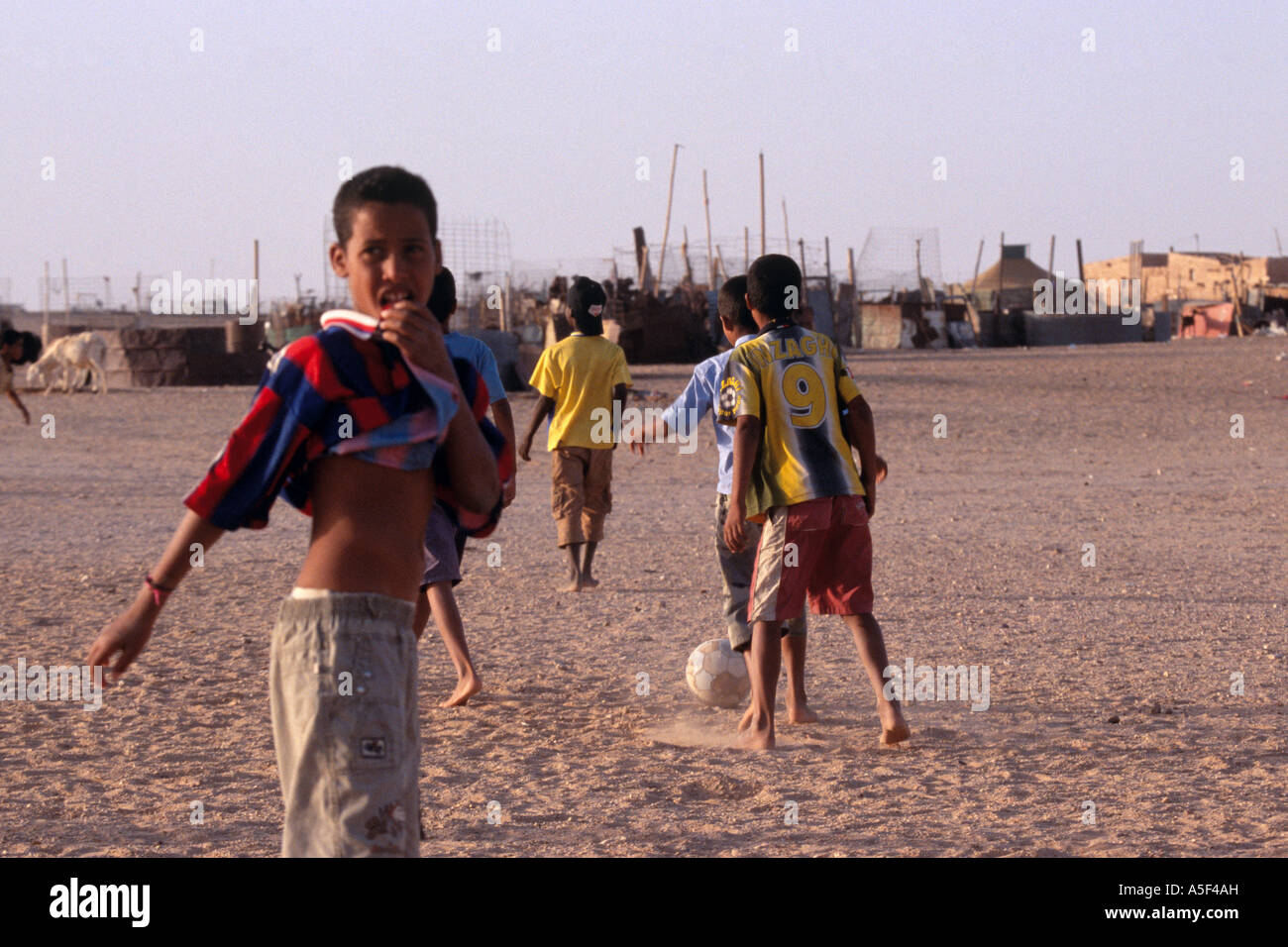 Algeria children playing -Fotos und -Bildmaterial in hoher Auflösung ...