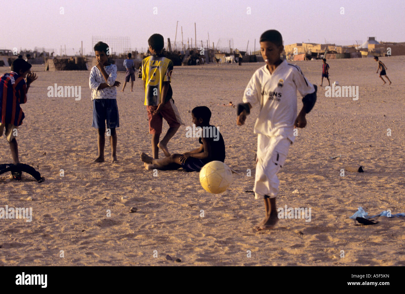Algeria children playing -Fotos und -Bildmaterial in hoher Auflösung ...