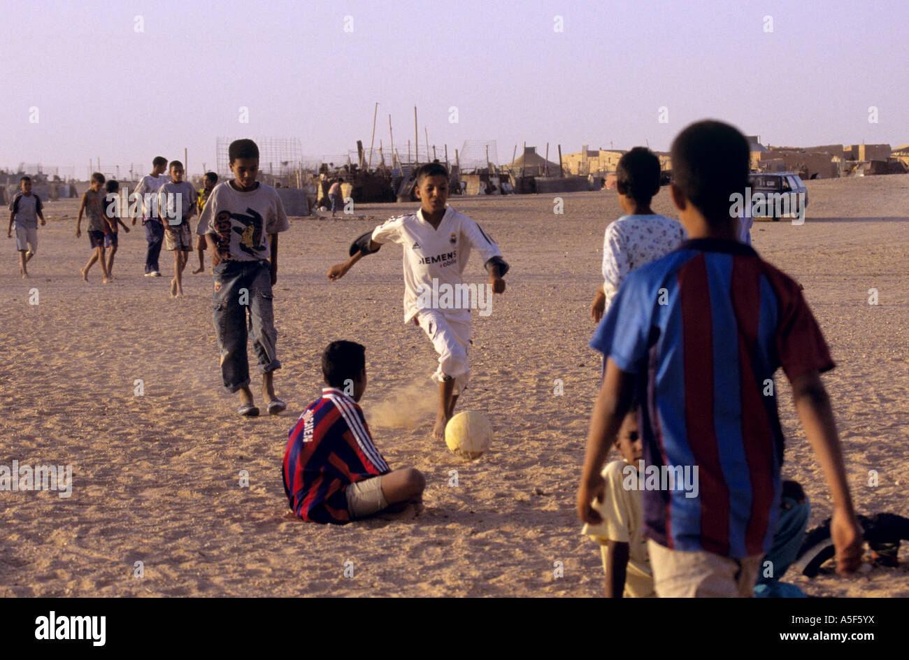 Algeria children playing -Fotos und -Bildmaterial in hoher Auflösung ...