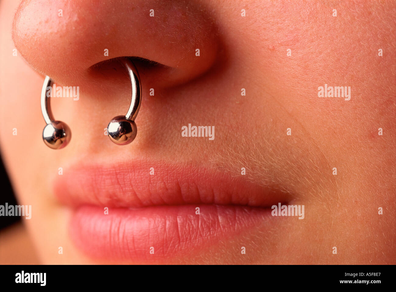 Frau mit nasenring -Fotos und -Bildmaterial in hoher Auflösung – Alamy