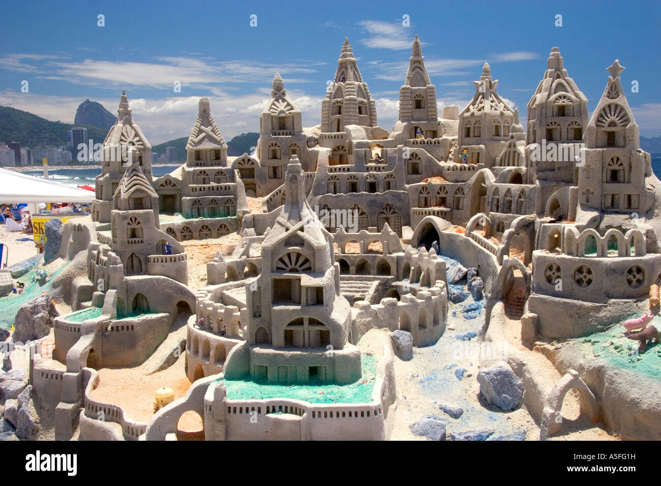 Eine große Sandburg am Strand Copacabana in Rio De Janeiro Brasilien ...