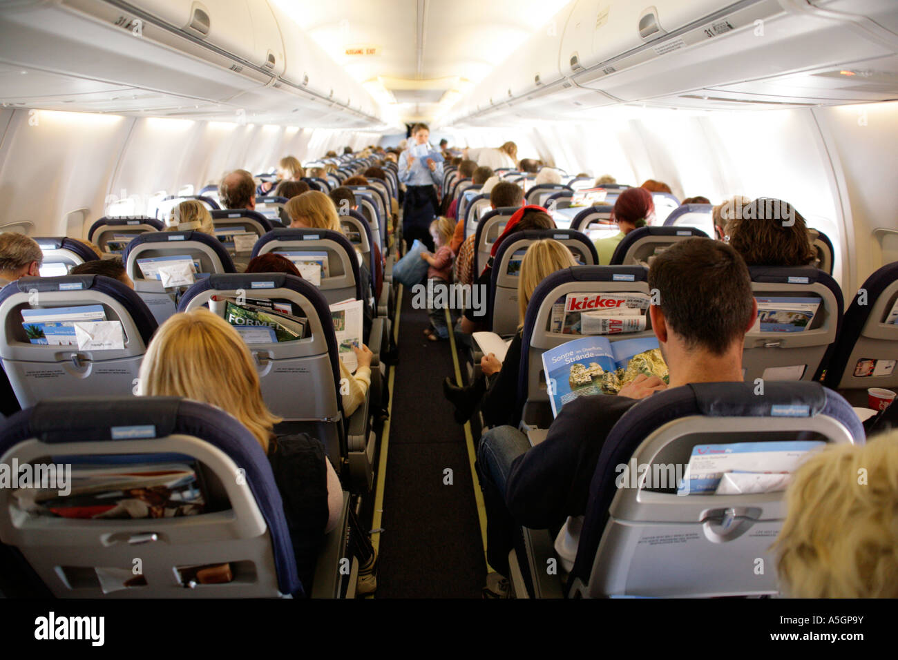 Flugzeug innen voll passagiere -Fotos und -Bildmaterial in hoher ...