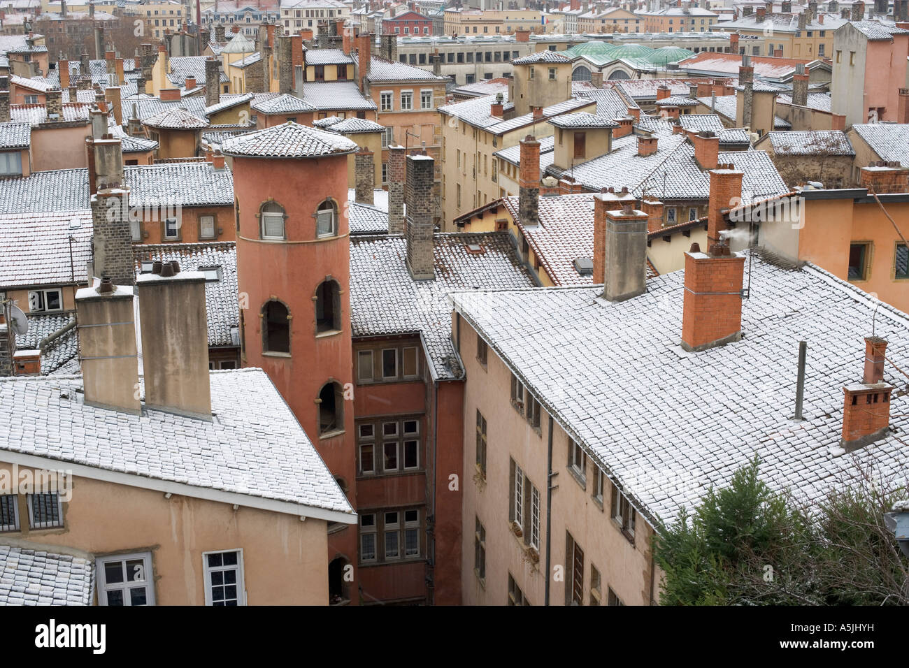 Altstadt und verschneite alpen -Fotos und -Bildmaterial in hoher ...