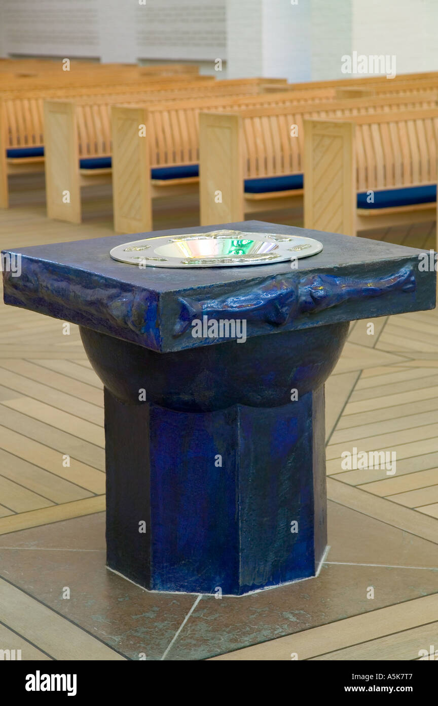 Modernes taufbecken -Fotos und -Bildmaterial in hoher Auflösung – Alamy