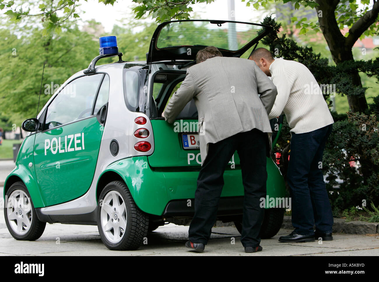Polizist steigt in polizeiauto ein -Fotos und -Bildmaterial in hoher ...
