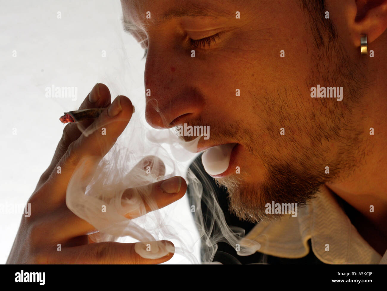 Freude am rauchen -Fotos und -Bildmaterial in hoher Auflösung – Alamy