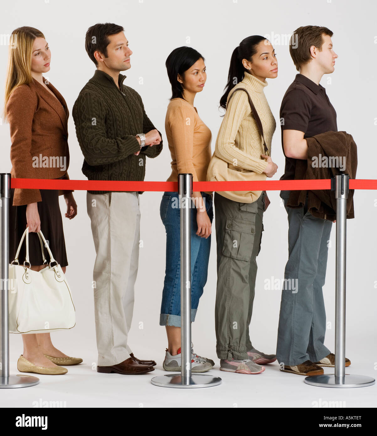 Menschen schlange stehen -Fotos und -Bildmaterial in hoher Auflösung ...