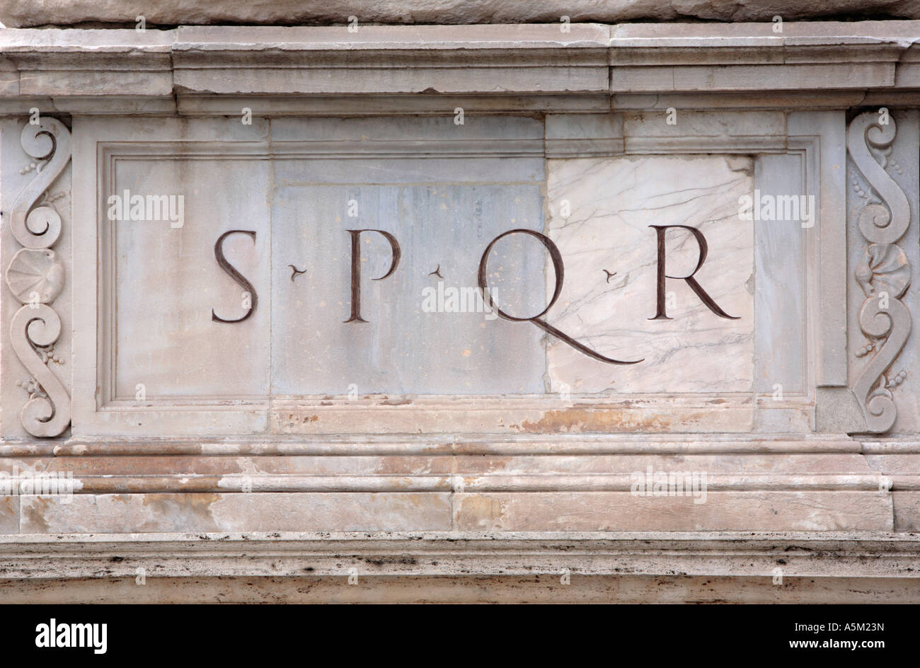 SPQR Inschrift Initialen für die Phrase Senatus Populusque Romanus ...