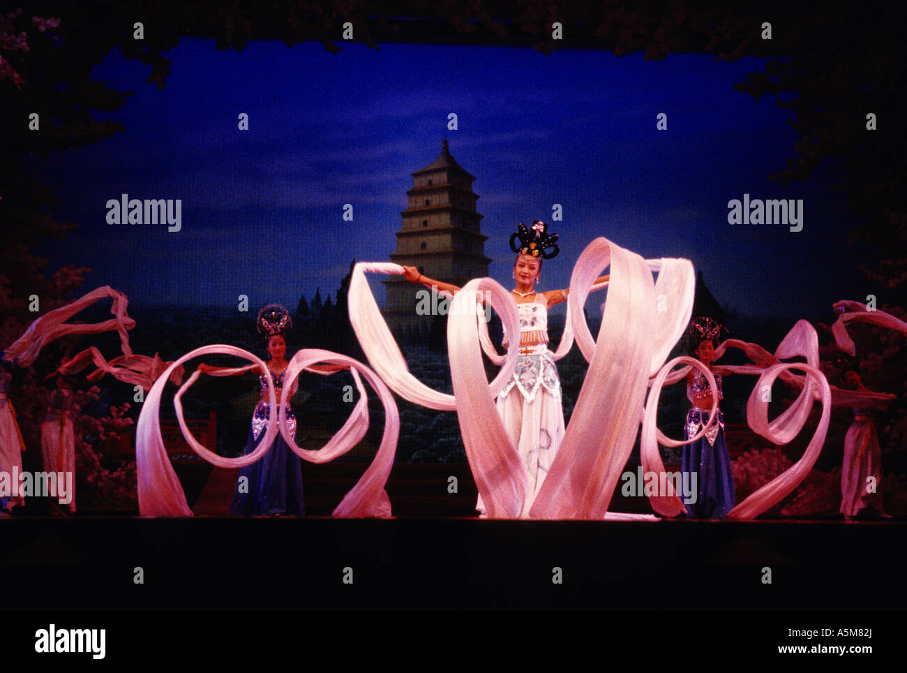 Xian Tang Dynastie Tänzer in der Leistung von The Silk Road von der ...