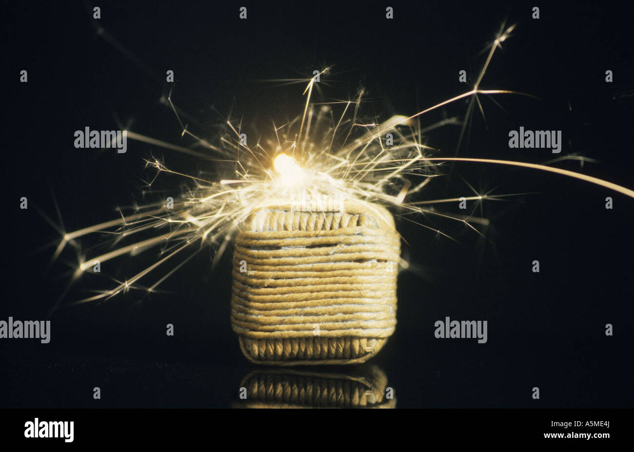 Feuerwerkskörper Kanonenschlag Wird Angezündet Hand Mit Brennenden ...